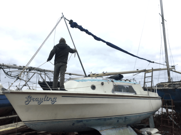 How to Step a Mast Single-Handed With or Without Using the Boom as a ...